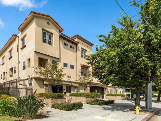Burbank Plaza Townhomes