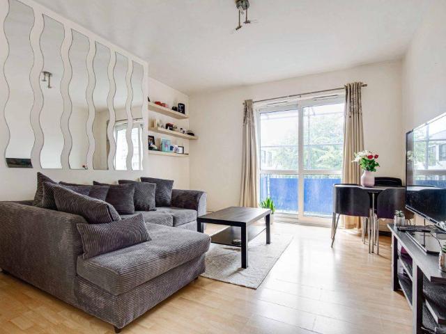 Burbage Close, London SE1 3 bed flat to rent £2,400 pcm £554 pw