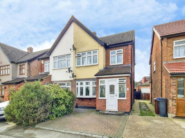 Burchett Way, Romford, RM6 3 bed house to rent £2,300 pcm £531 pw