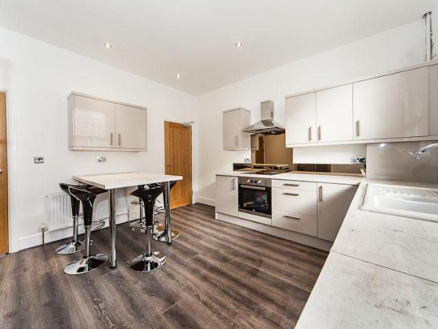 Burchett Grove, Woodhouse, Leeds, LS6. 6 bed terraced house to rent £2,795 pcm £645 pw