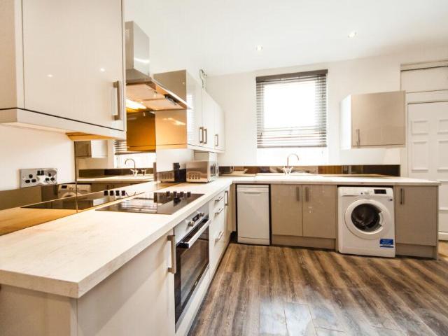 Burchett Place, Woodhouse, Leeds, LS6. 6 bed terraced house to rent £2,795 pcm £645 pw