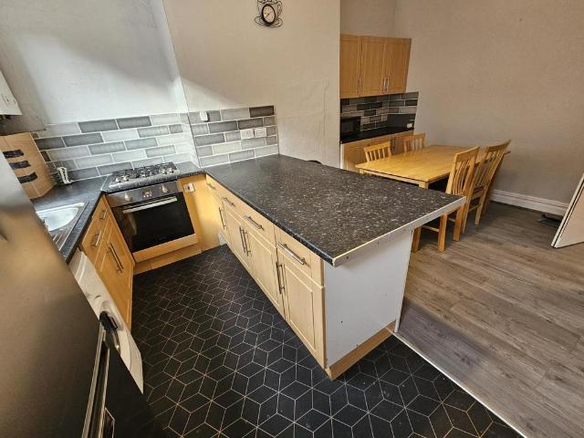 Burchett Place, Leeds 5 bed house to rent £2,427 pcm £560 pw