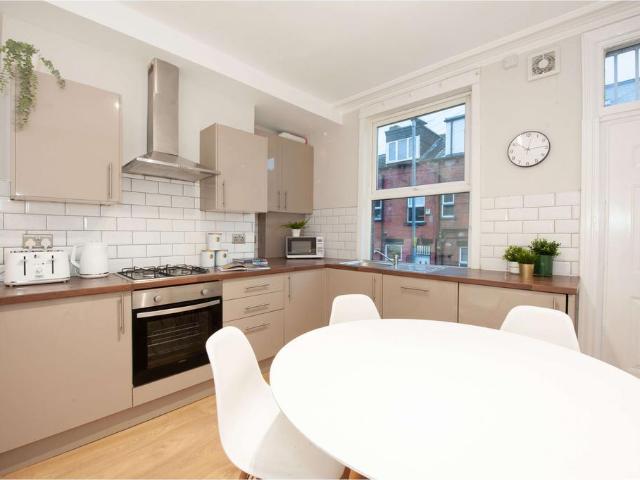 Burchett Place, Leeds LS6 6 bed house to rent £3,640 pcm £840 pw