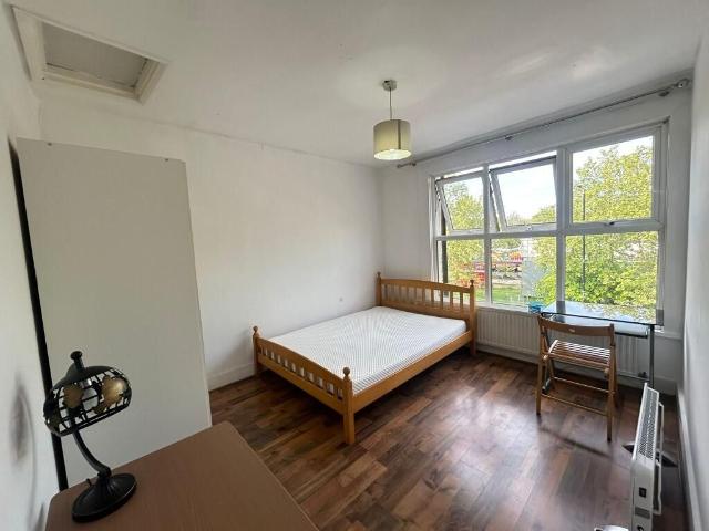 Burdett Road, London E3, Room to rent, £750 pcm | PrimeLocation