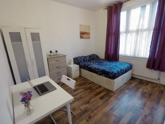 Burdett Road, London E3, 1 bed flat to rent, £800 pcm | PrimeLocation