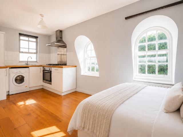 Burdett Road, London E3 1 bed flat to rent £1,700 pcm £392 pw