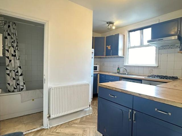 Burdett Road, Mile End E3, 5 bed flat to rent, £3,500 pcm | PrimeLocation