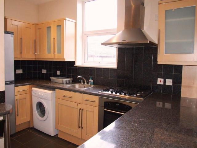 Burdett Road, Mile End E3, 5 bed maisonette to rent, £3,500 pcm | PrimeLocation