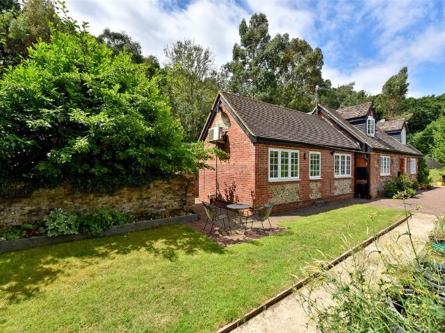 Burford Close, Marlow, Buckinghamshire SL7, 1 bed bungalow to rent, £1,195 pcm | PrimeLocation