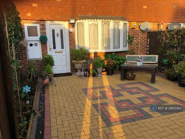 Burford Close, Ilford, IG6 3 bed terraced house to rent £2,450 pcm £565 pw