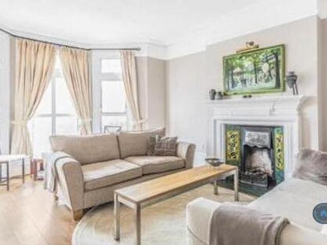 Burgess Parade Mansions, London, 3 Bedroom Flat