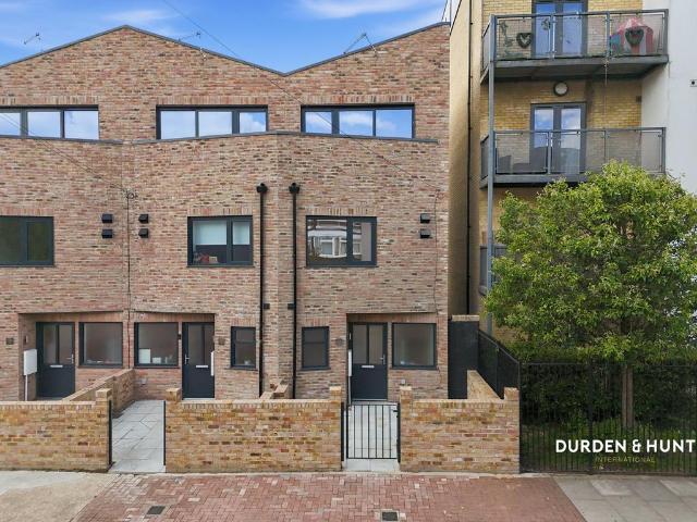 Burgess Street, London E14 4 bed end of terrace house to rent £3,250 pcm £750 pw