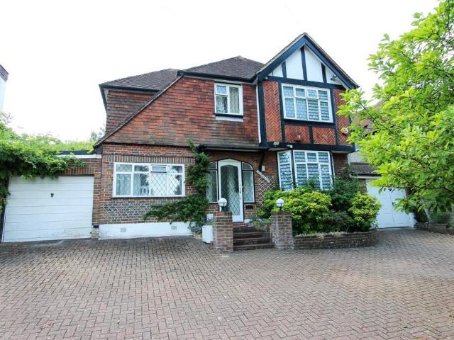 Burgh Wood, Banstead SM7 5 bed detached house to rent £4,350 pcm £1,004 pw
