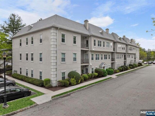 Burgundy Way, Wayne, Condo For Sale