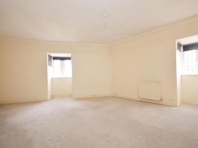 Burkes Road, Beaconsfield HP9 2 bed flat to rent £1,450 pcm £335 pw