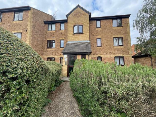 Burket Close, Norwood Green, UB2 2 bed flat to rent £1,600 pcm £369 pw