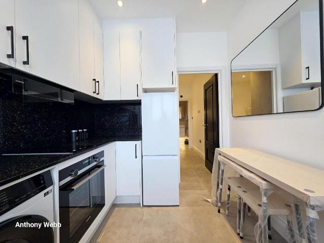 Burleigh Gardens, Southgate N14 Studio to rent £1,450 pcm £335 pw