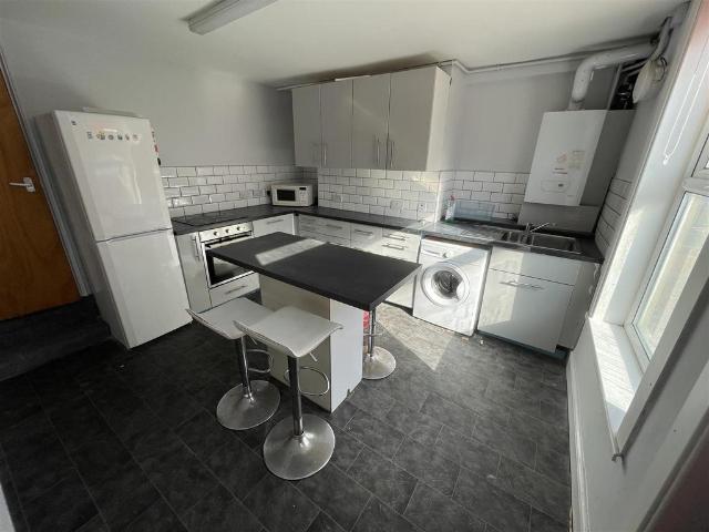 Burley Lodge Road, Hyde Park, Leeds. 4 bed terraced house to rent £2,132 pcm £492 pw