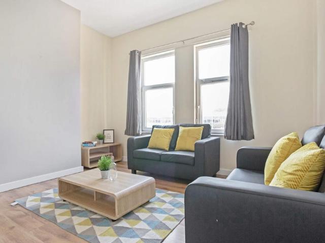 BURLEY ROAD, Leeds 4 bed flat to rent £1,733 pcm £400 pw