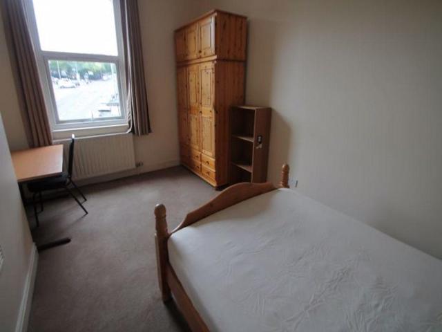 Burley Road, Leeds 8 bed house to rent £4,160 pcm £960 pw