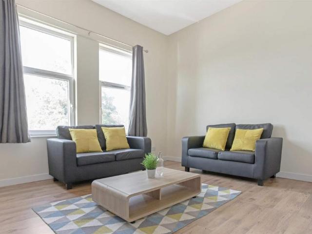BURLEY ROAD, LEEDS, LS3 4 bed flat to rent £1,700 pcm £392 pw