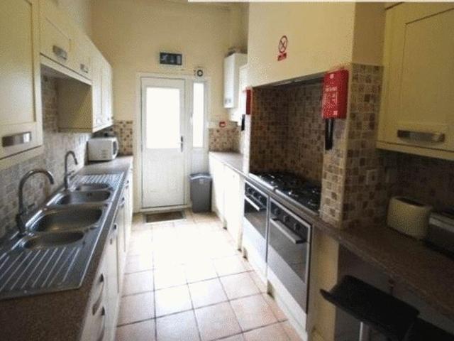 Burley Road, Leeds LS3 8 bed house to rent £4,333 pcm £1,000 pw