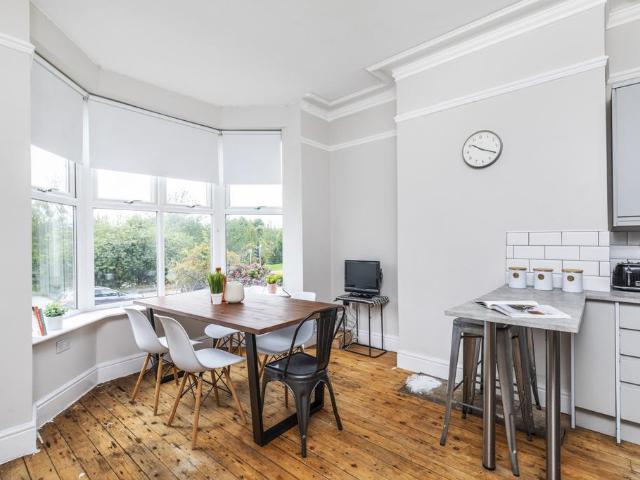 Burley Road, Leeds LS4 6 bed house to rent £3,250 pcm £750 pw