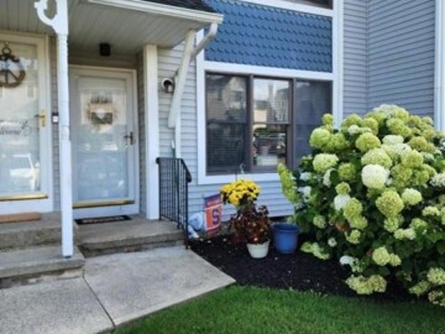 Burlington Ct, Hamburg, Condo For Sale