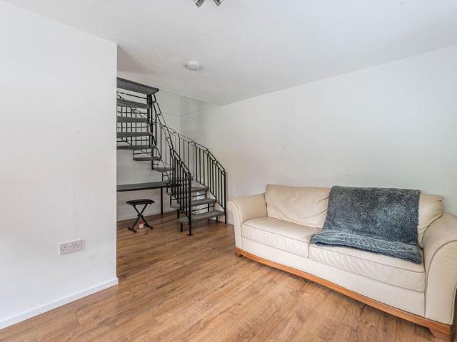Burlington Close, Beckton, London, E6 1 bed house to rent £1,695 pcm £391 pw