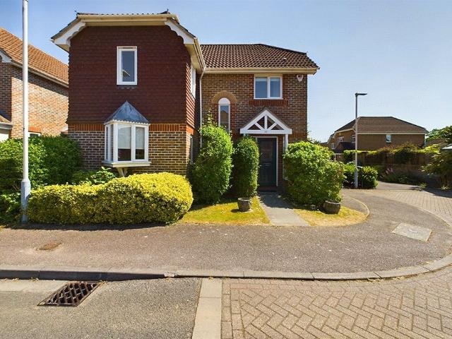 Burlington Close, Pinner HA5, 3 bed detached house to rent, £2,650 pcm | PrimeLocation