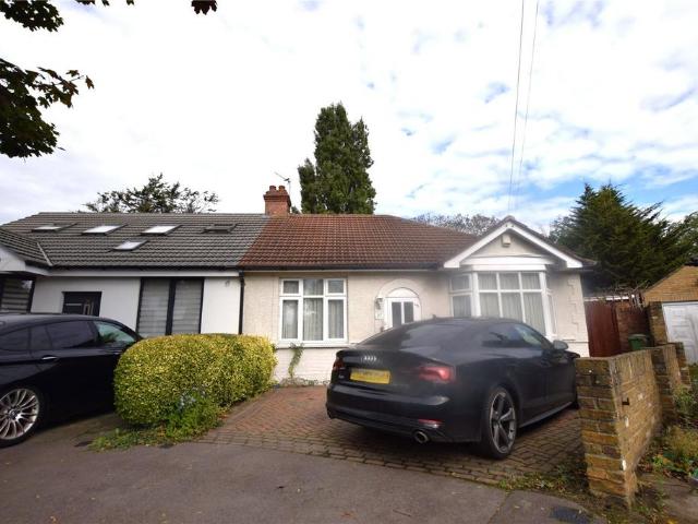 Burlington Gardens, Romford, RM6 2 bed bungalow to rent £1,900 pcm £438 pw