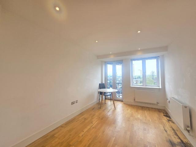 Burlington House, Waltham Cross EN8, 1 bed flat to rent, £1,400 pcm | PrimeLocation
