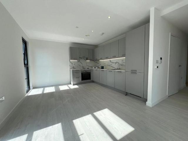 Burlington Road, New Malden, KT3 2 bed apartment to rent £2,850 pcm £658 pw