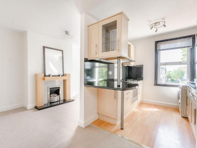 Burlington Road, New Malden, KT3 2 bed flat to rent £1,800 pcm £415 pw