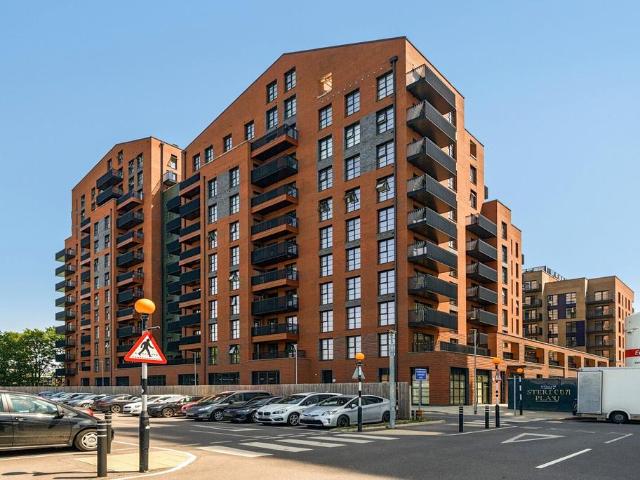 Burlington Road, New Malden, KT3 2 bed flat to rent £2,650 pcm £612 pw