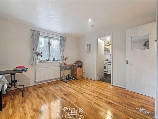 Burn Close, Addlestone KT15, 1 bed flat to rent, £1,200 pcm | PrimeLocation