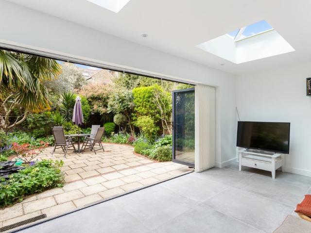 Burnaby Gardens, Chiswick, London, W4 2 bed flat to rent £6,000 pcm £1,385 pw