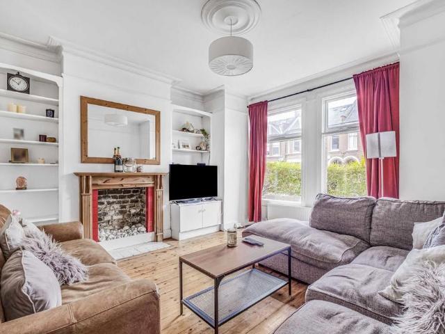 Burnbury Road, London SW12 2 bed flat to rent £2,800 pcm £646 pw