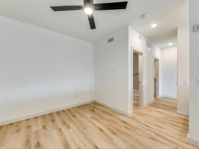 Burnett Lofts at Bishop Ridge 1 Bedroom Apartment for Rent at 511 N Ewing Ave, Dallas, TX 75203 Lake Cliff