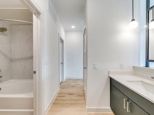 Burnett Lofts at Bishop Ridge 2 Bedroom Apartment for Rent at 511 N Ewing Ave, Dallas, TX 75203 Lake Cliff