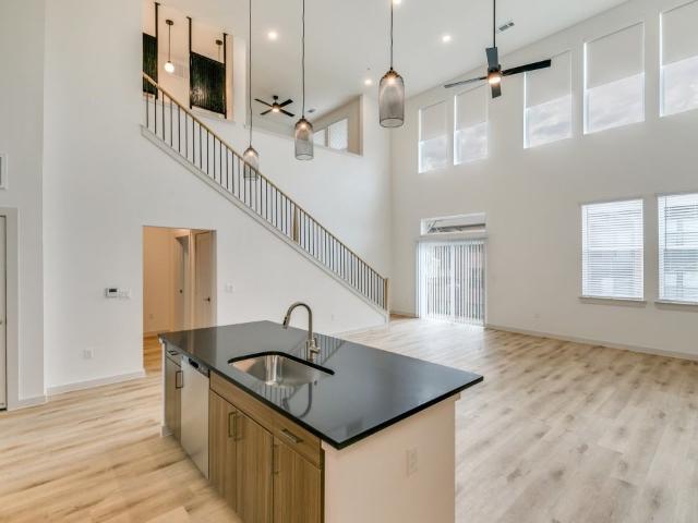 Burnett Lofts at Bishop Ridge 2 Bedroom Apartment for Rent at 511 N Ewing Ave, Dallas, TX 75203 Lake Cliff