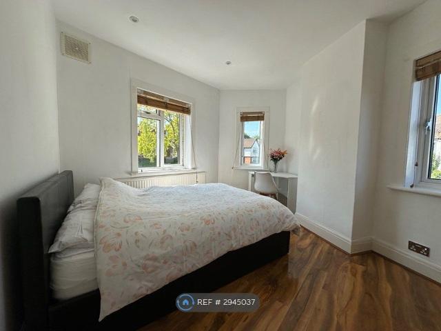 Burney Avenue, Surbiton KT5, 2 bed flat to rent, £1,820 pcm | PrimeLocation