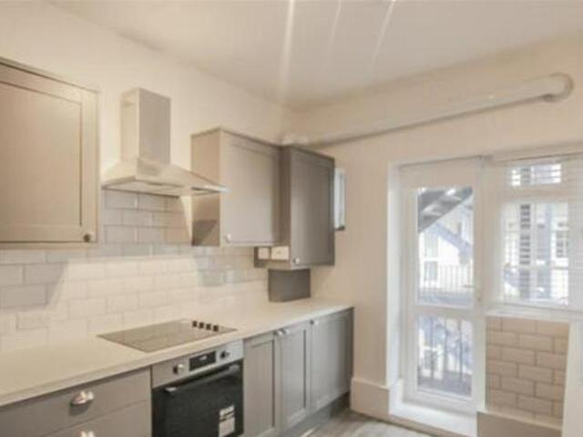 Burnham Court, Brent Street, 2 Bedroom Flat