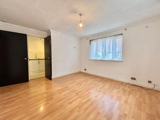 Burnham Gardens, Croydon, Surrey CR0, 2 bed flat to rent, £1,600 pcm | PrimeLocation