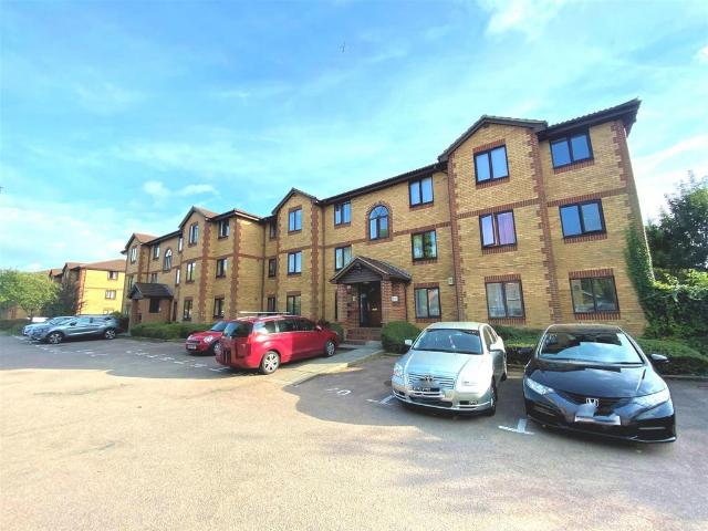 Burnham SL1 2 bed ground floor flat to rent £1,450 pcm £335 pw