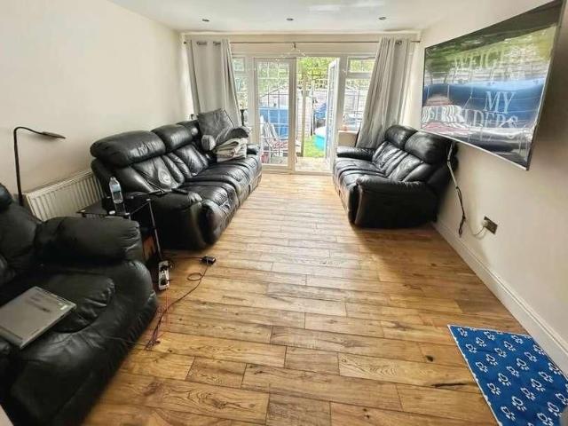 Burnham, Slough, SL1