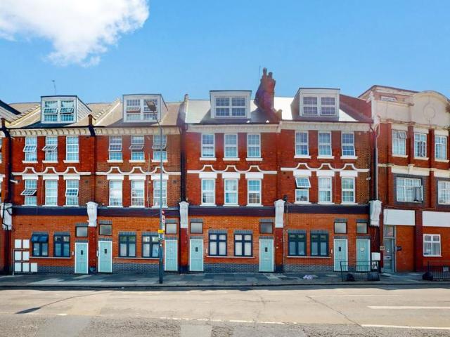 Burnley Road, London NW10 2 bed flat to rent £1,850 pcm £427 pw