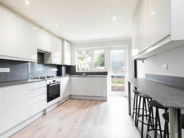 Burnley Road, London NW10 5 bed terraced house to rent £4,300 pcm £992 pw