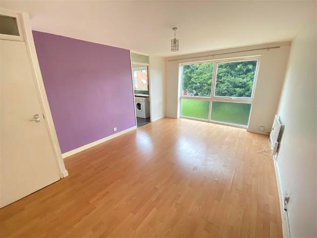 Burns Drive, Hemel Hempstead HP2, 2 bed flat to rent, £1,300 pcm | PrimeLocation