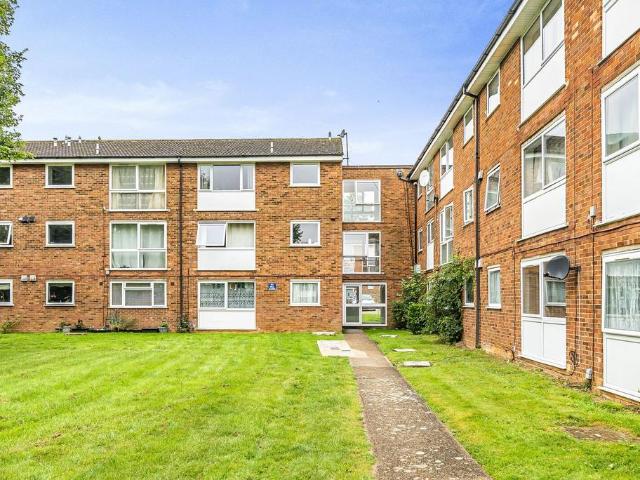 Burns Drive, Hemel Hempstead, HP2. 2 bed flat to rent £1,475 pcm £340 pw